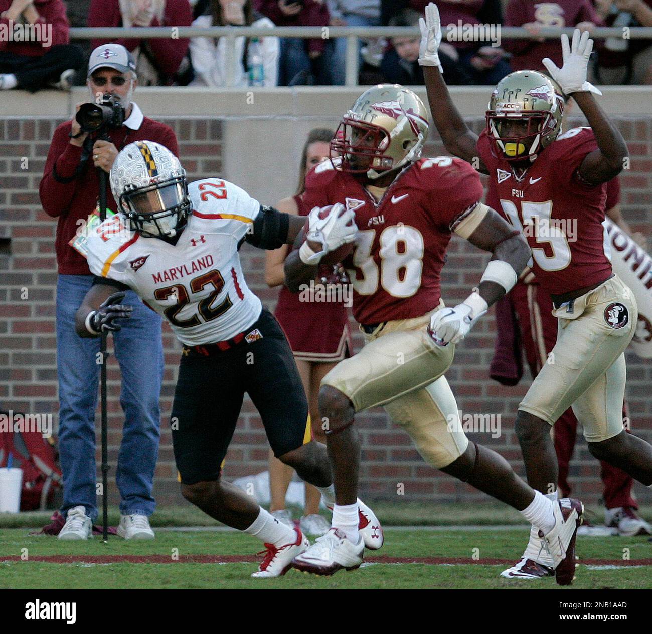 Florida State's Jermaine Thomas is cheered on by teammate Bert Reed as ...