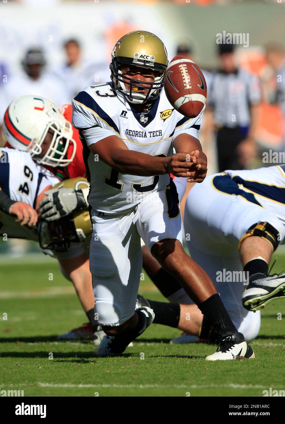 Georgia Tech quarterback Tevin Washington pitches the ball to running ...