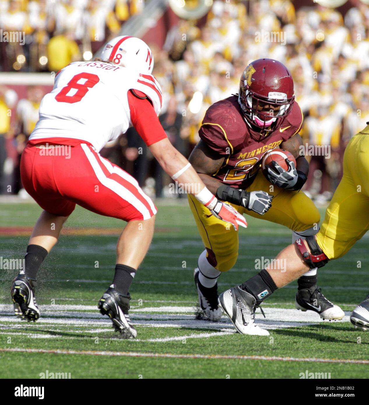 Minnesota running back Duane Bennett (22) runs for seven yards against ...