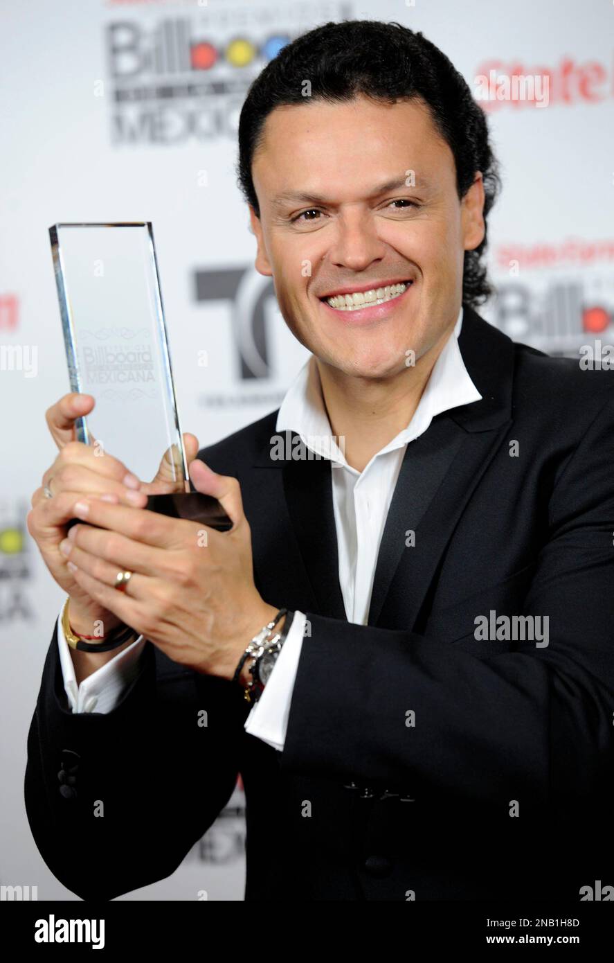 Pedro Fernandez poses backstage with his award for Ranchero/Mariachi ...