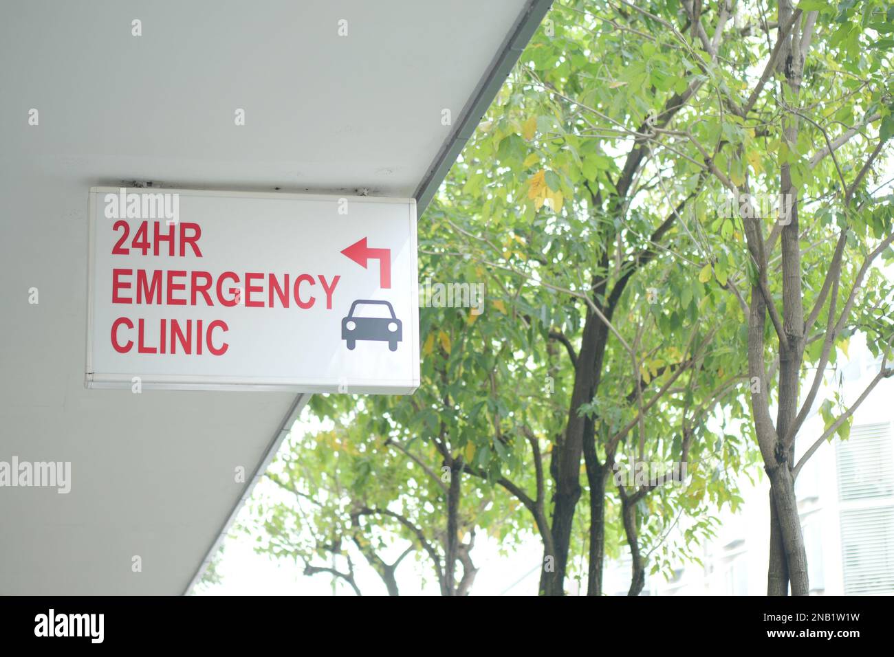 24 hours hospital and emergency sign Stock Photo - Alamy