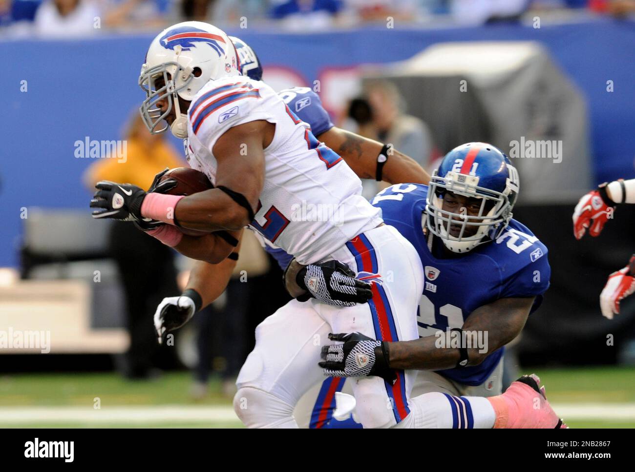 New York Giants strong safety Kenny Phillips (21) tackles Buffalo Bills ...