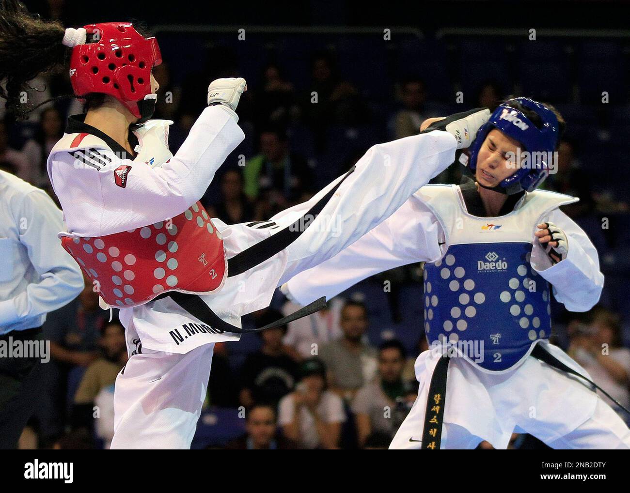 Cuba's Irma Munoz, left, and Mexico's Irma Contreras fight during a ...