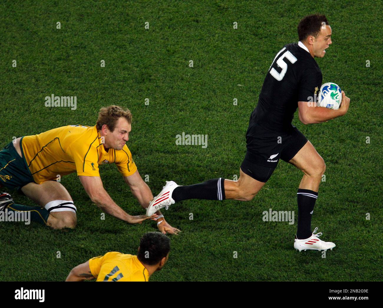 New Zealand All Blacks Israel Dagg runs past Australia's Rocky Elsom ...