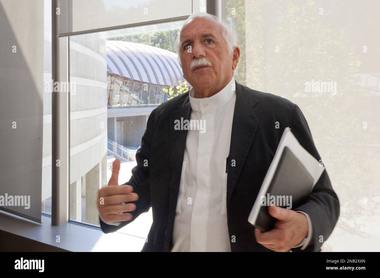 Architect Moshe Safdie talks to reporters about his design for Crystal ...