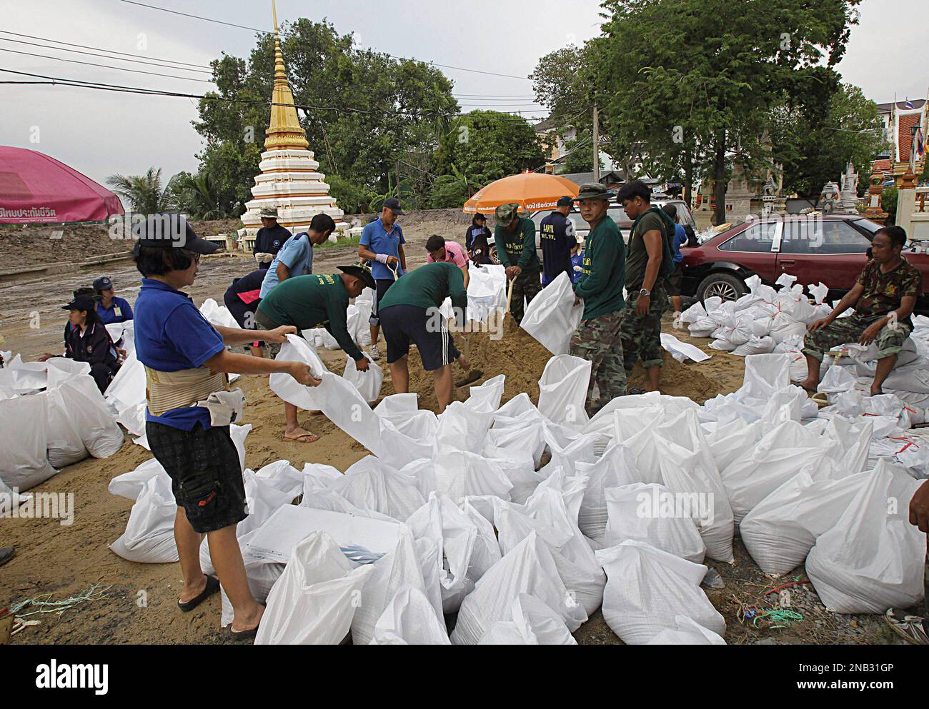 Villagers and soldiers join hands in making sand bags for barricades at ...
