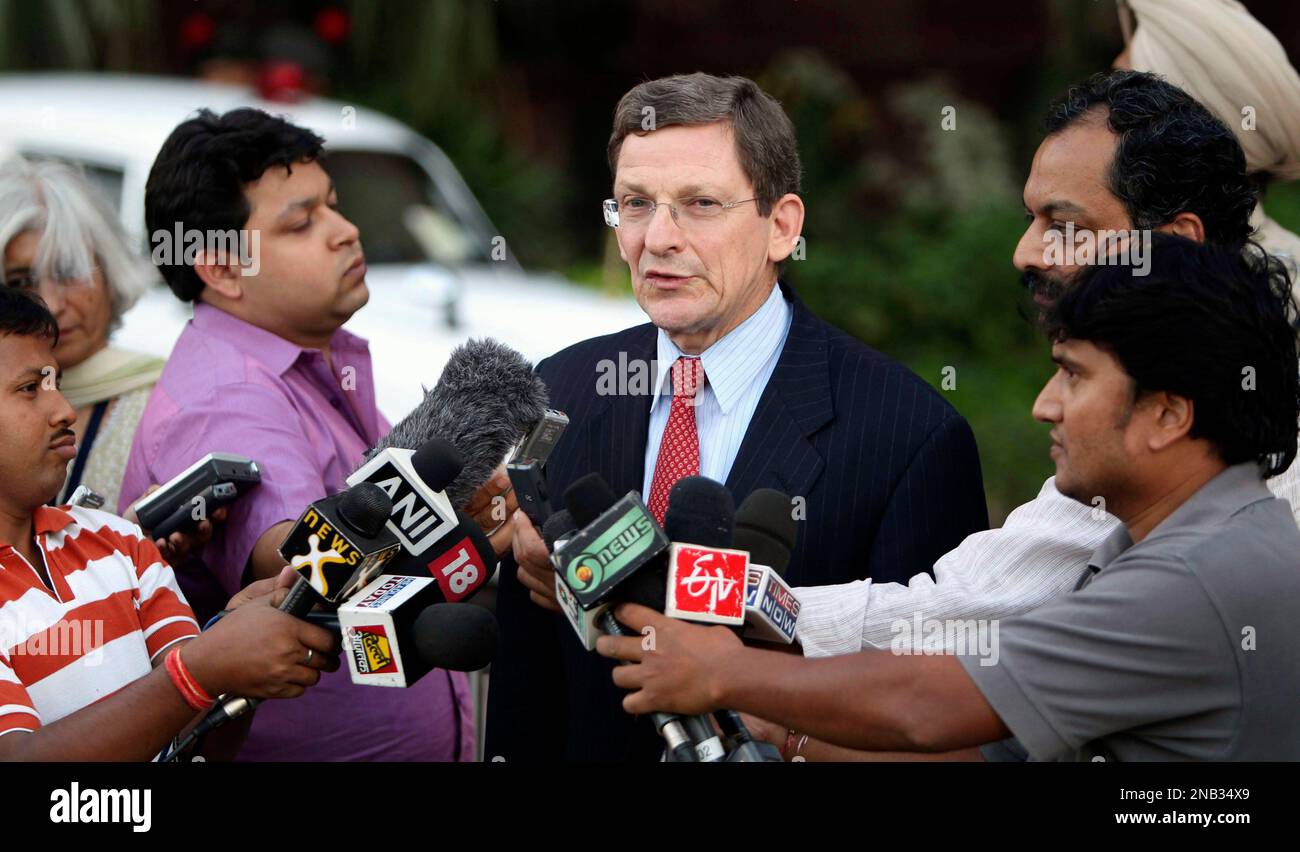 U.S. special envoy to Afghanistan and Pakistan, Marc Grossman, center ...
