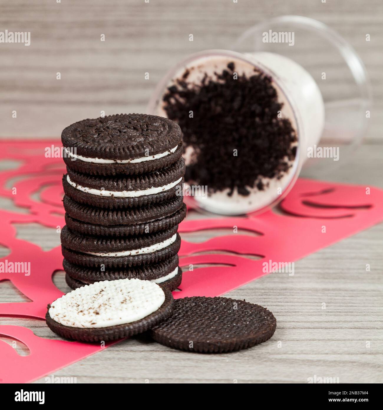 Black biscuit sandwich with vanilla flavor cream Stock Photo - Alamy