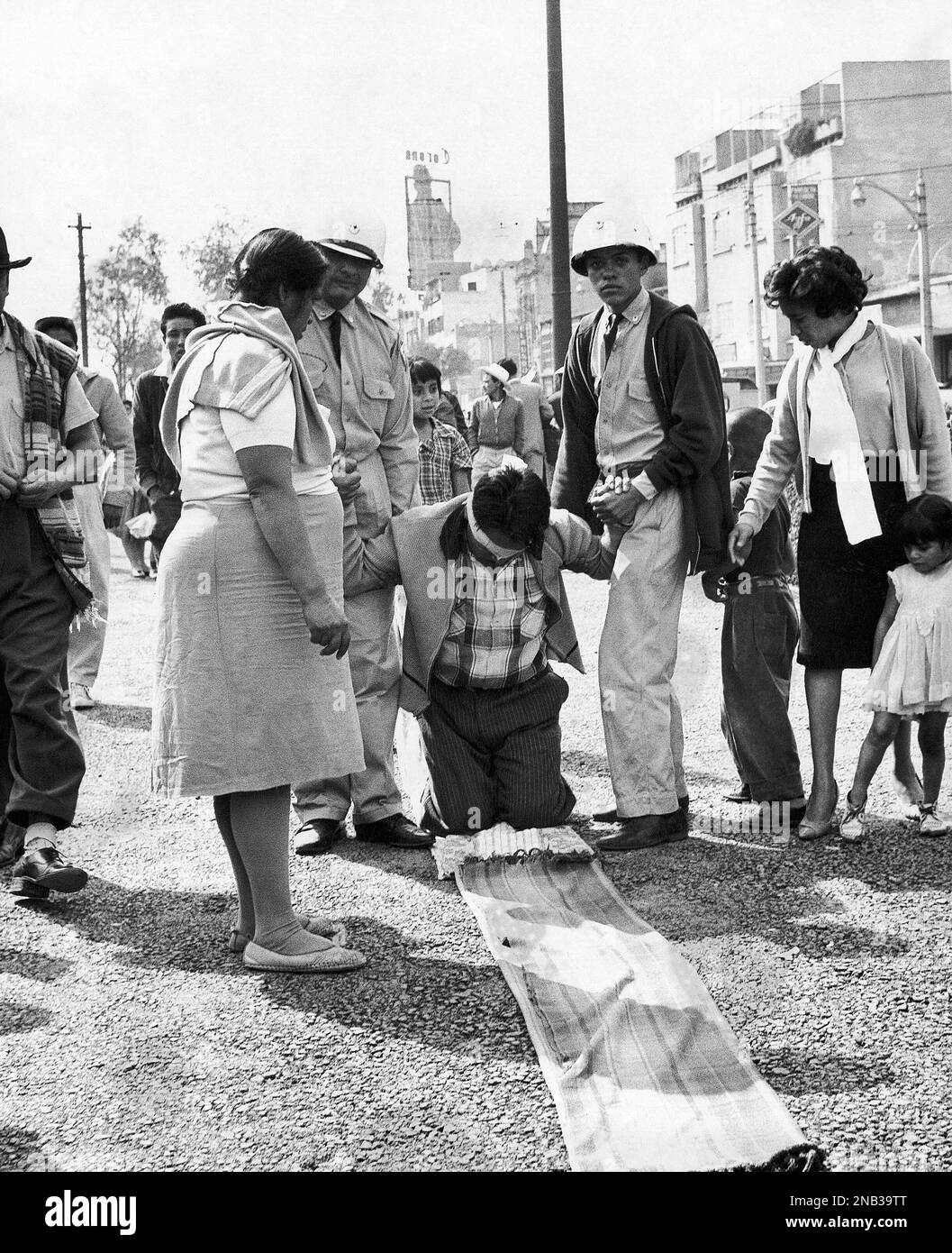 Anastacio Sanchez Cruz, kneeling blindfolded, walked miles on his hands ...