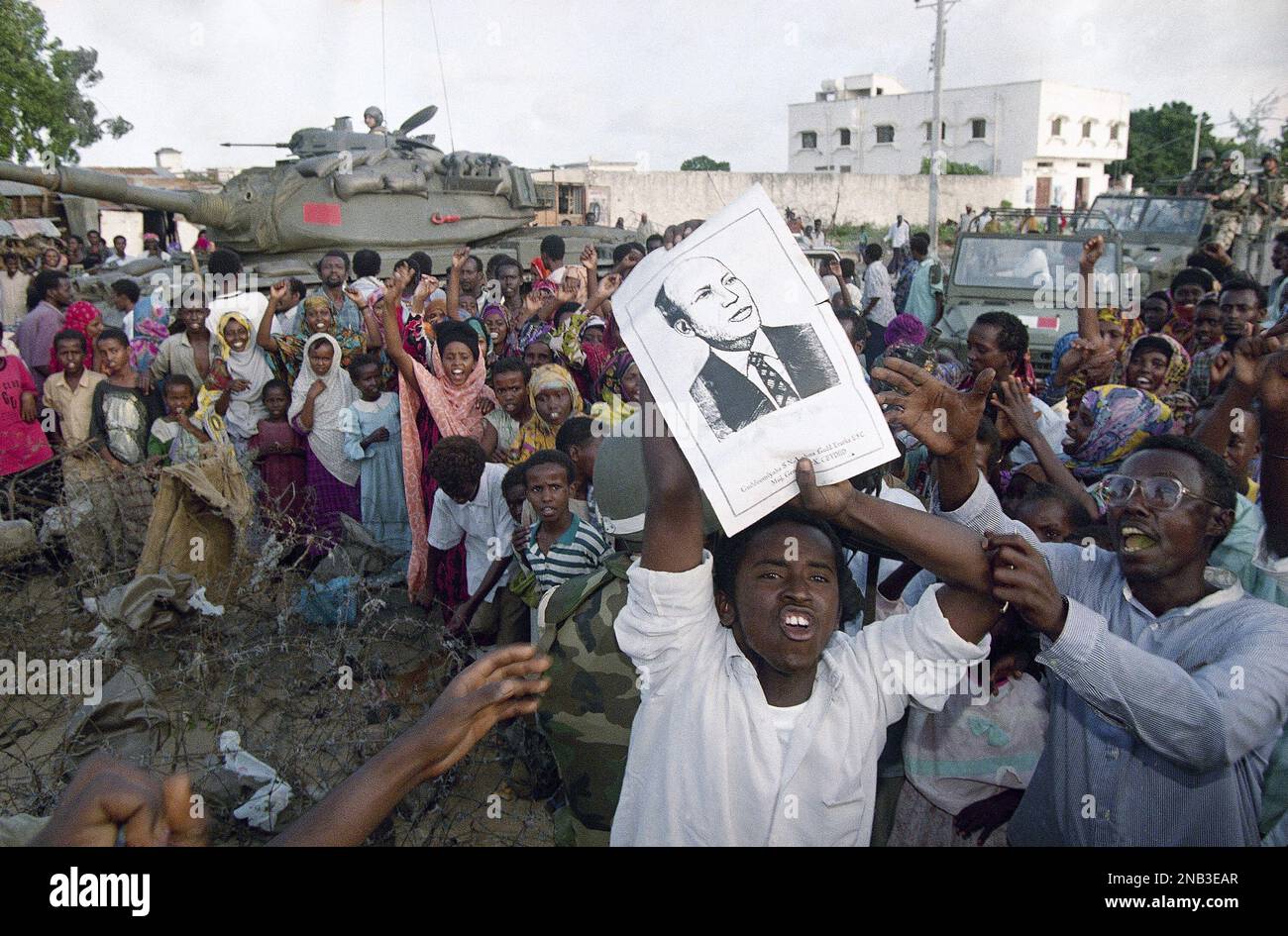 Somalis crowding around an Italian armoured personnel carrier in ...