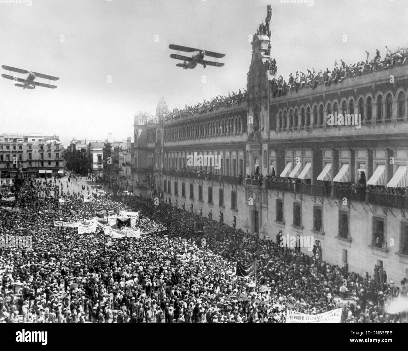 Crowd of an estimated 200,000 Mexicans who paraded to demonstrate their ...