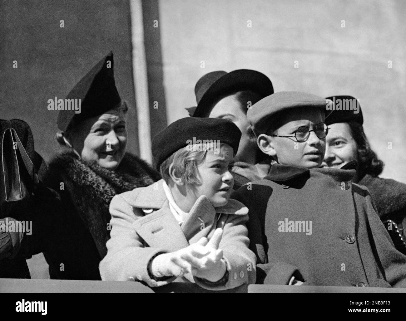 Signor Mussolini watched 10,000 black-shirts, performs the new parade ...
