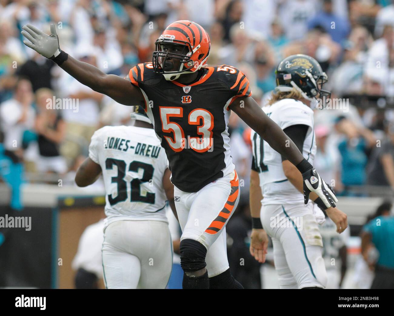 Cincinnati Bengals outside linebacker Thomas Howard (53), center ...