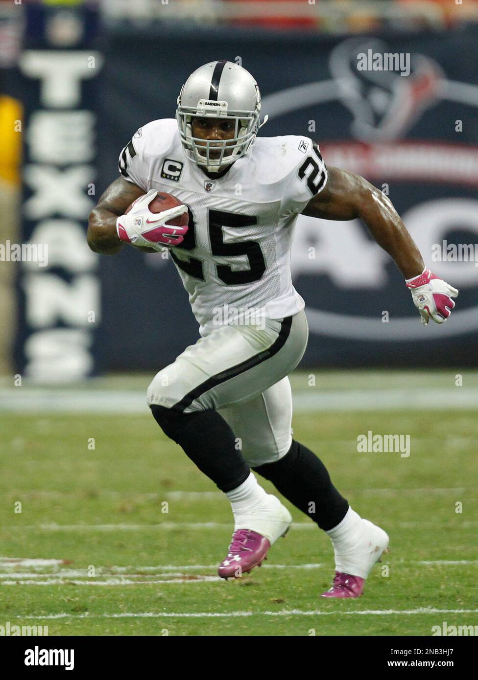 Oakland Raiders running back Rock Cartwright against the Houston Texans ...