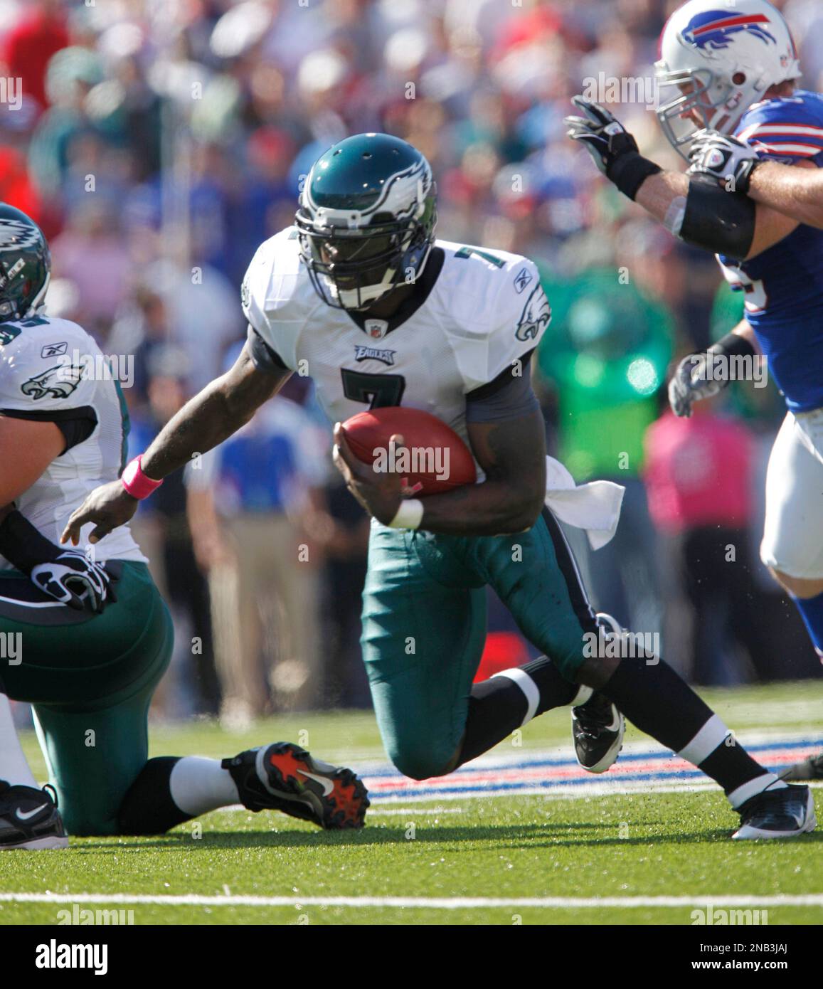 Philadelphia Eagles' Michael Vick (7) runs against the Buffalo Bills ...