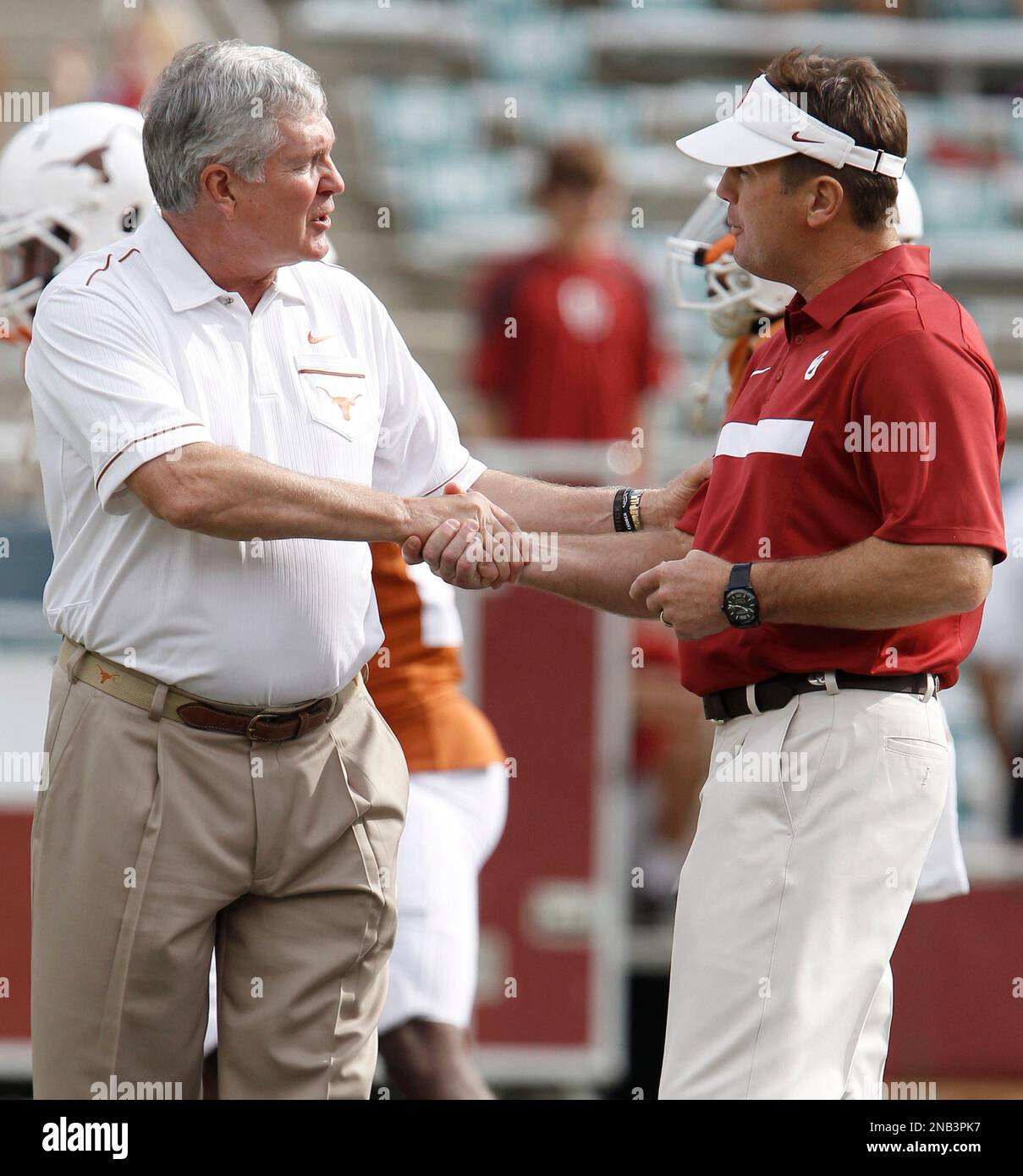 Oklahoma head coach Bob Stoops, right, and Texas head coach Mack Brown ...