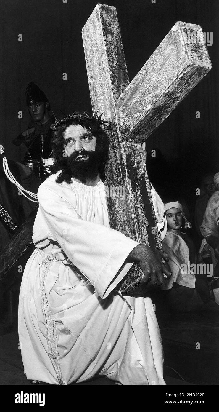 The Christus of the Marion, Ind., Easter Pageant takes up the cross in ...