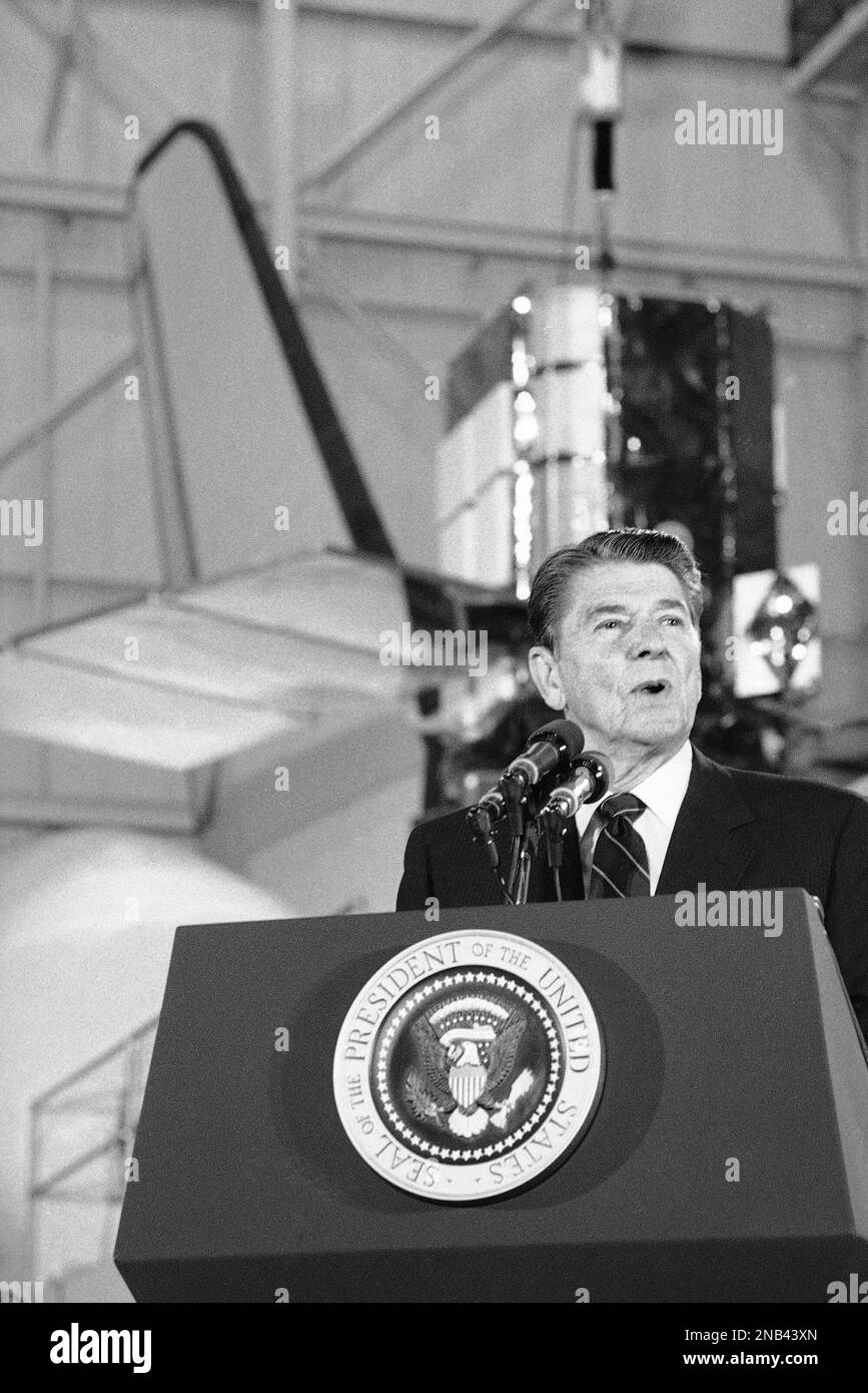 President Ronald Reagan addresses a group of employees at the Goddard ...