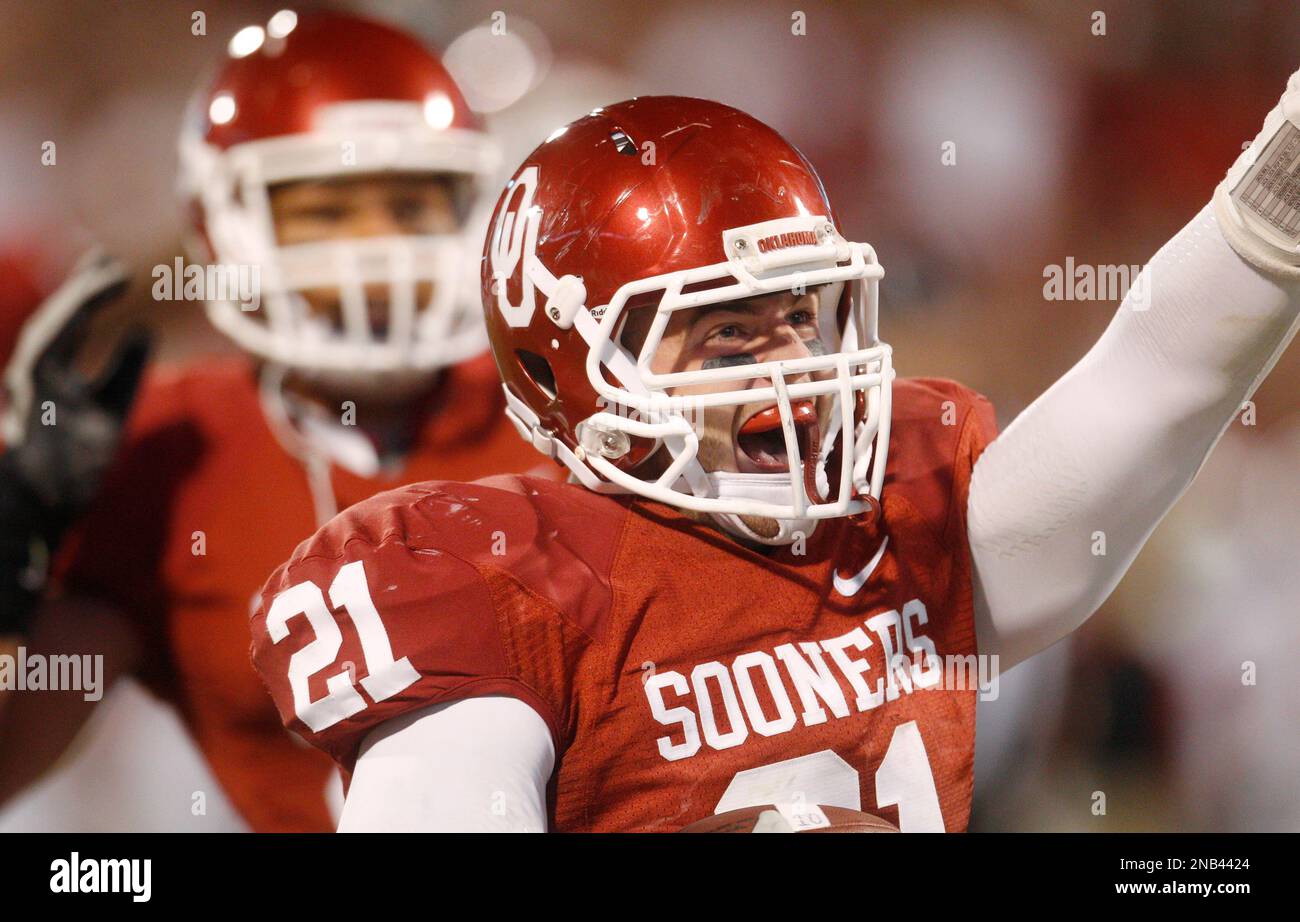 Oklahoma linebacker Tom Wort celebrates a touchdown in the third ...