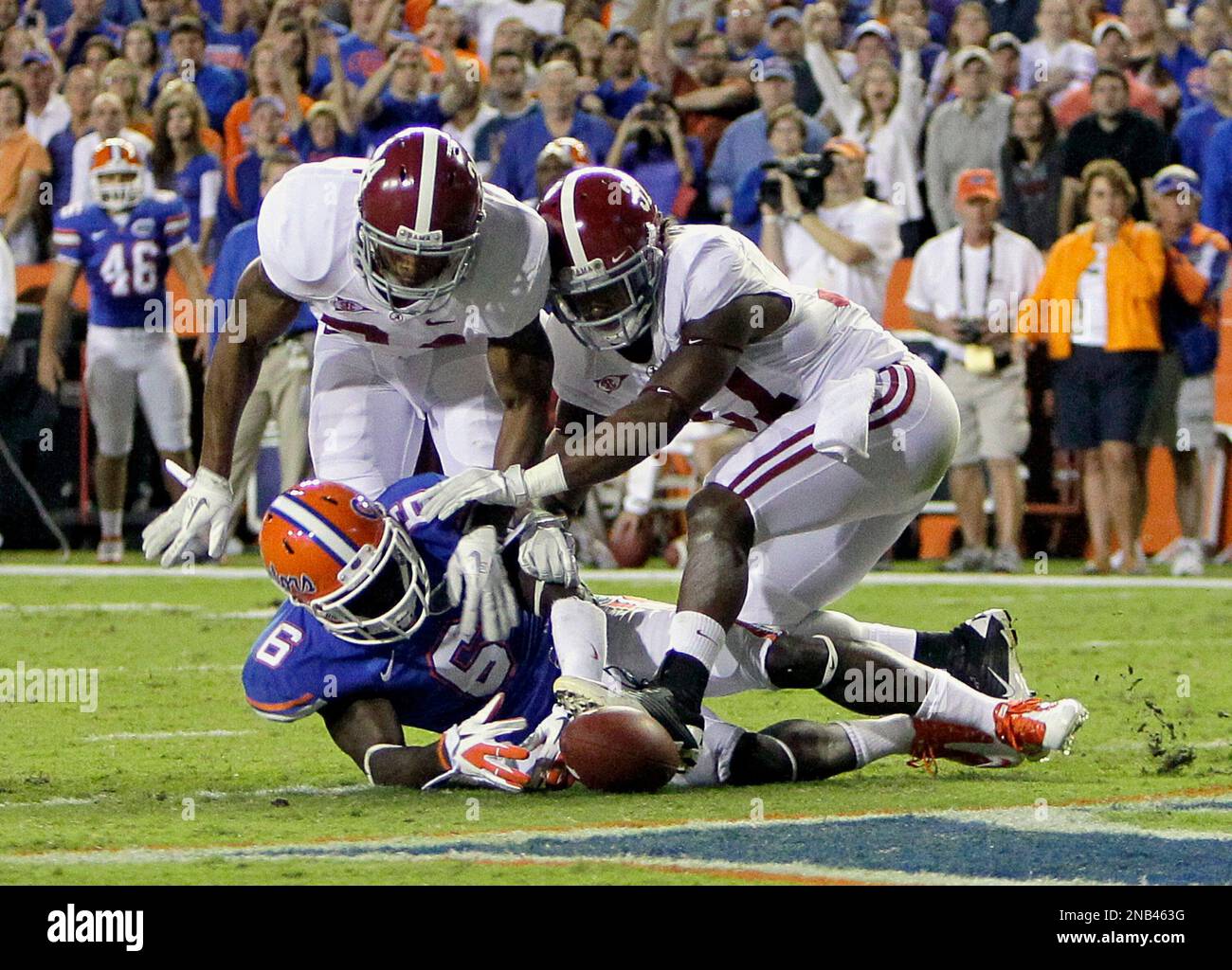 Florida wide receiver Deonte Thompson (6) can't hang on to a pass after ...