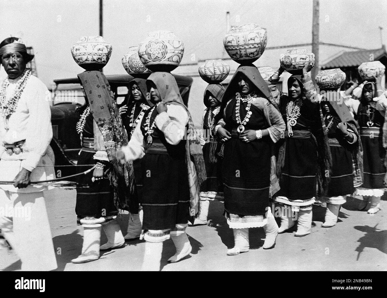 Zuni Indian women of New Mexico, bear jars on head during tribal ...