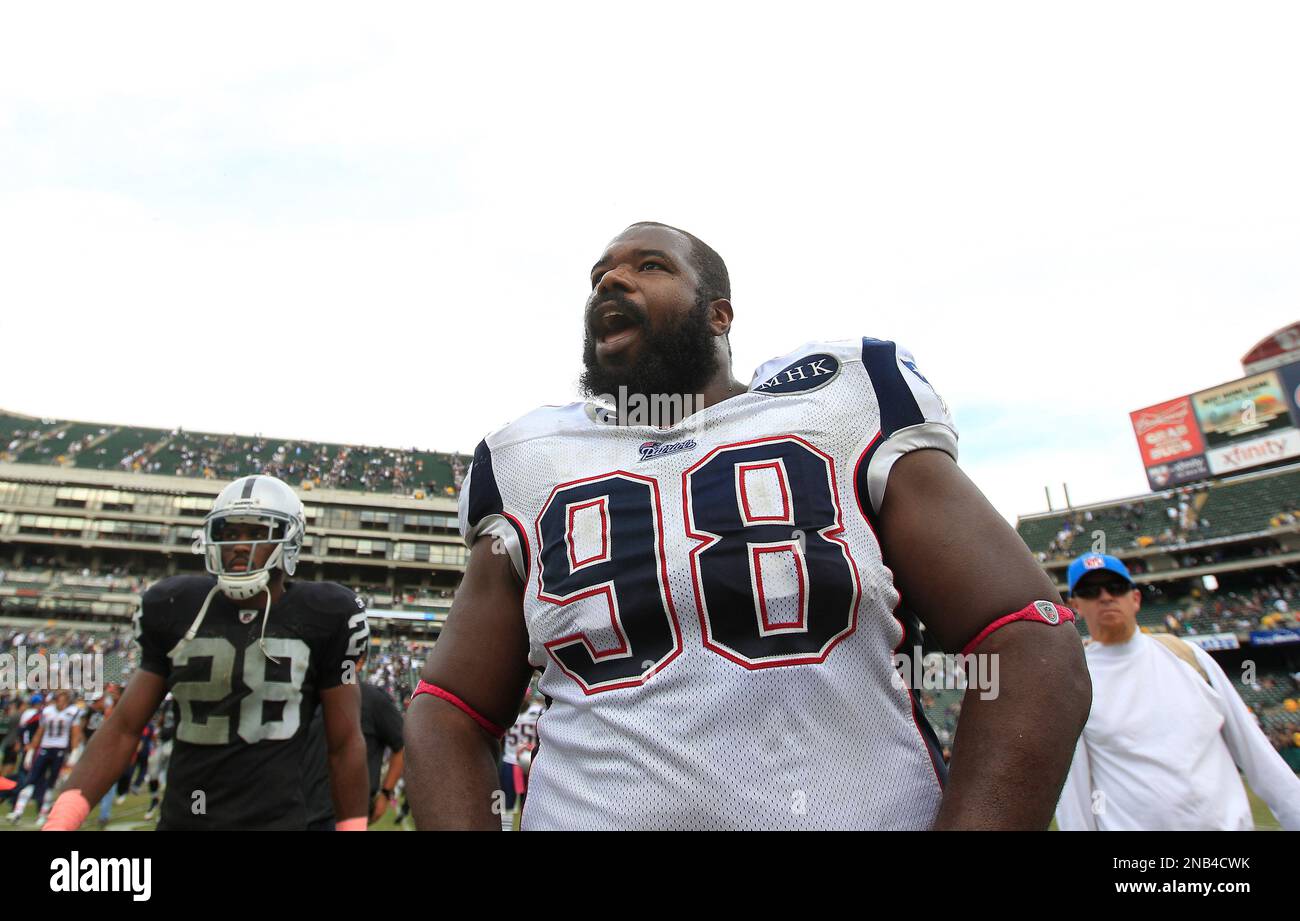 New England Patriots' Gerard Warren (98) against the Oakland Raiders in ...