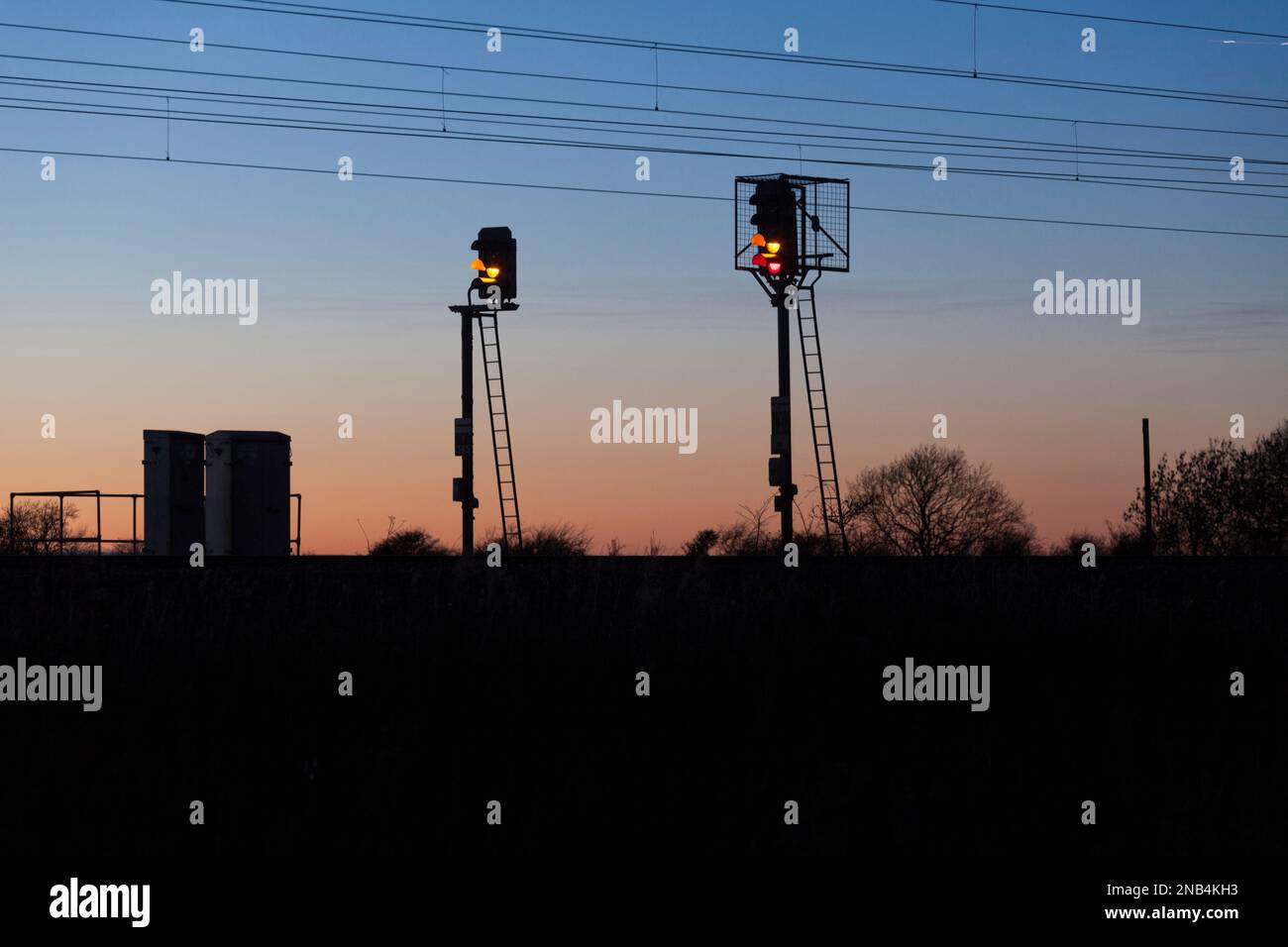 Overhead cables east coast mainline hi-res stock photography and images ...