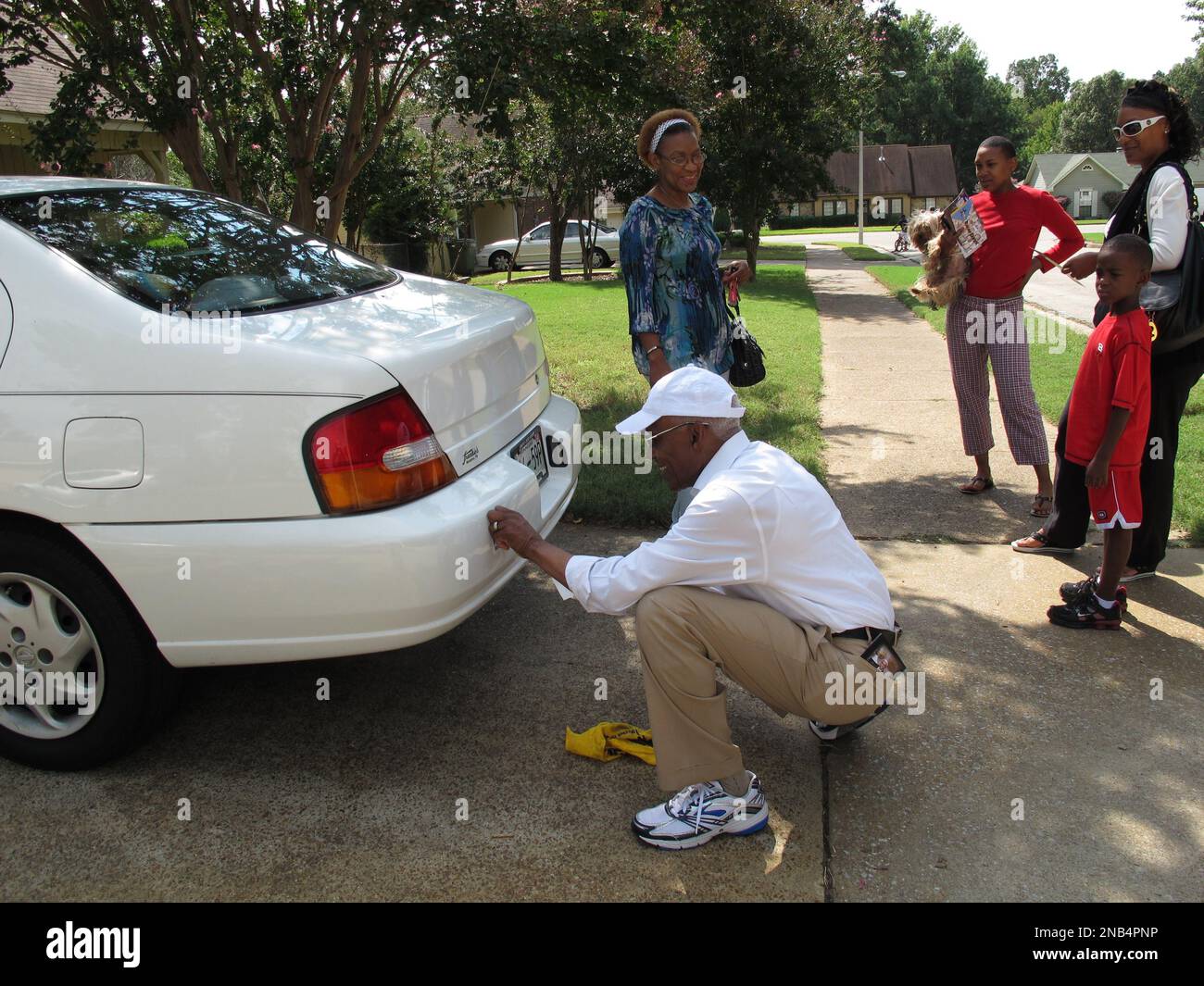 In this Sept. 24, 2011 photo, Memphis Mayor A C Wharton puts a campaign ...