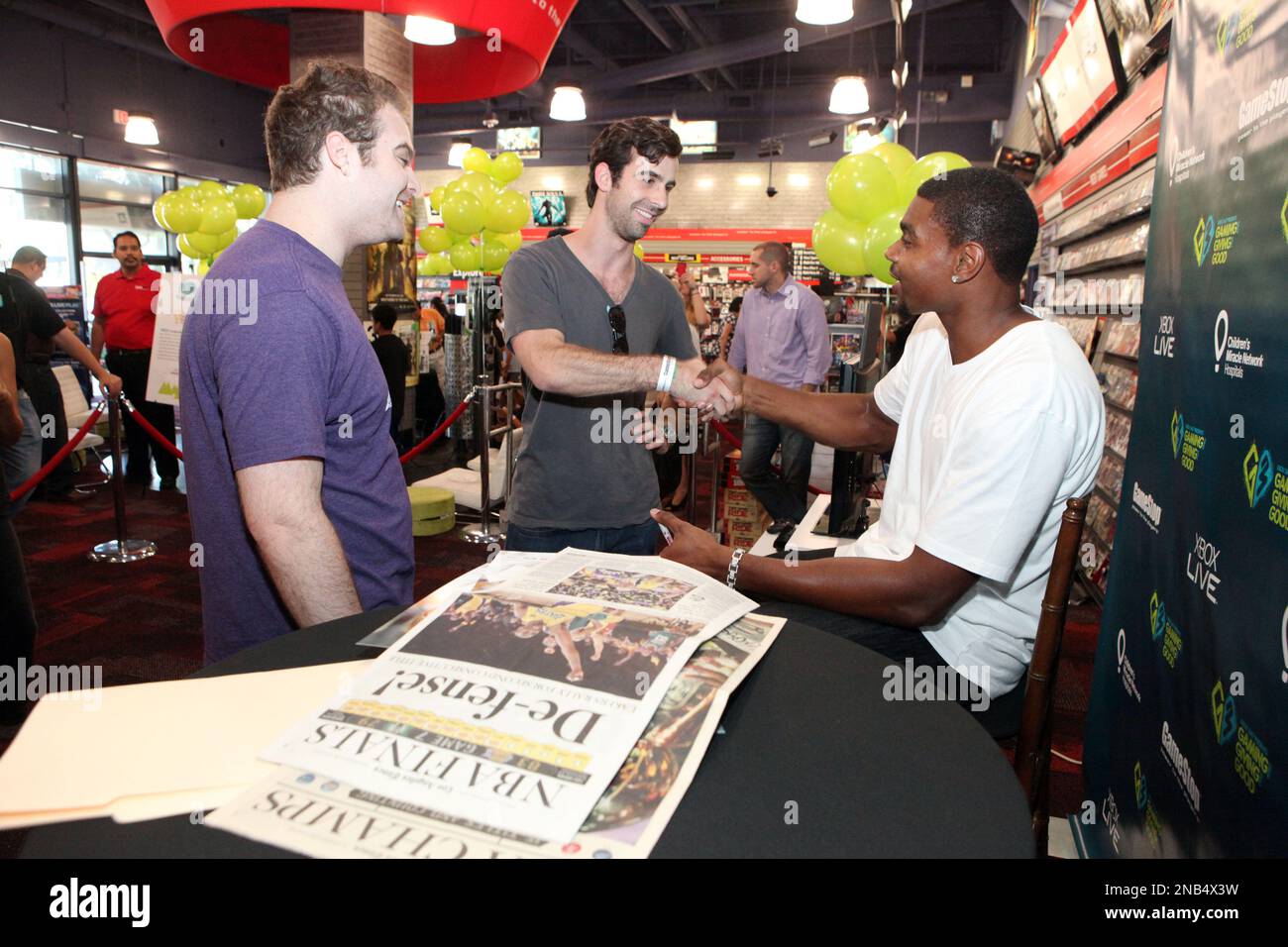 Los Angeles Lakers center, Andrew Bynum greets fans at the Gaming ...