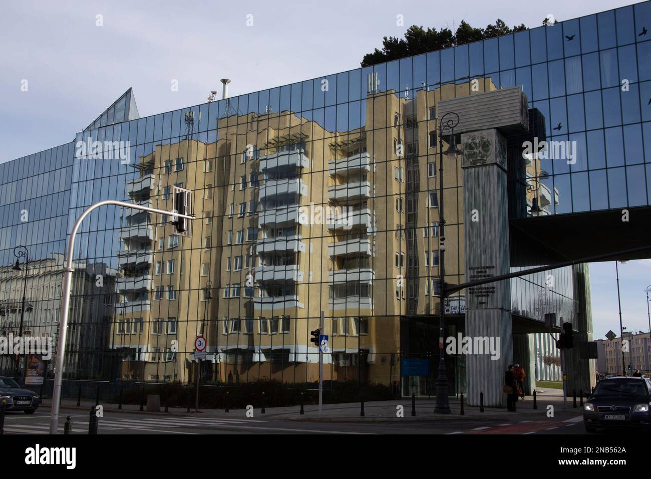 Mirrored building hi-res stock photography and images - Alamy