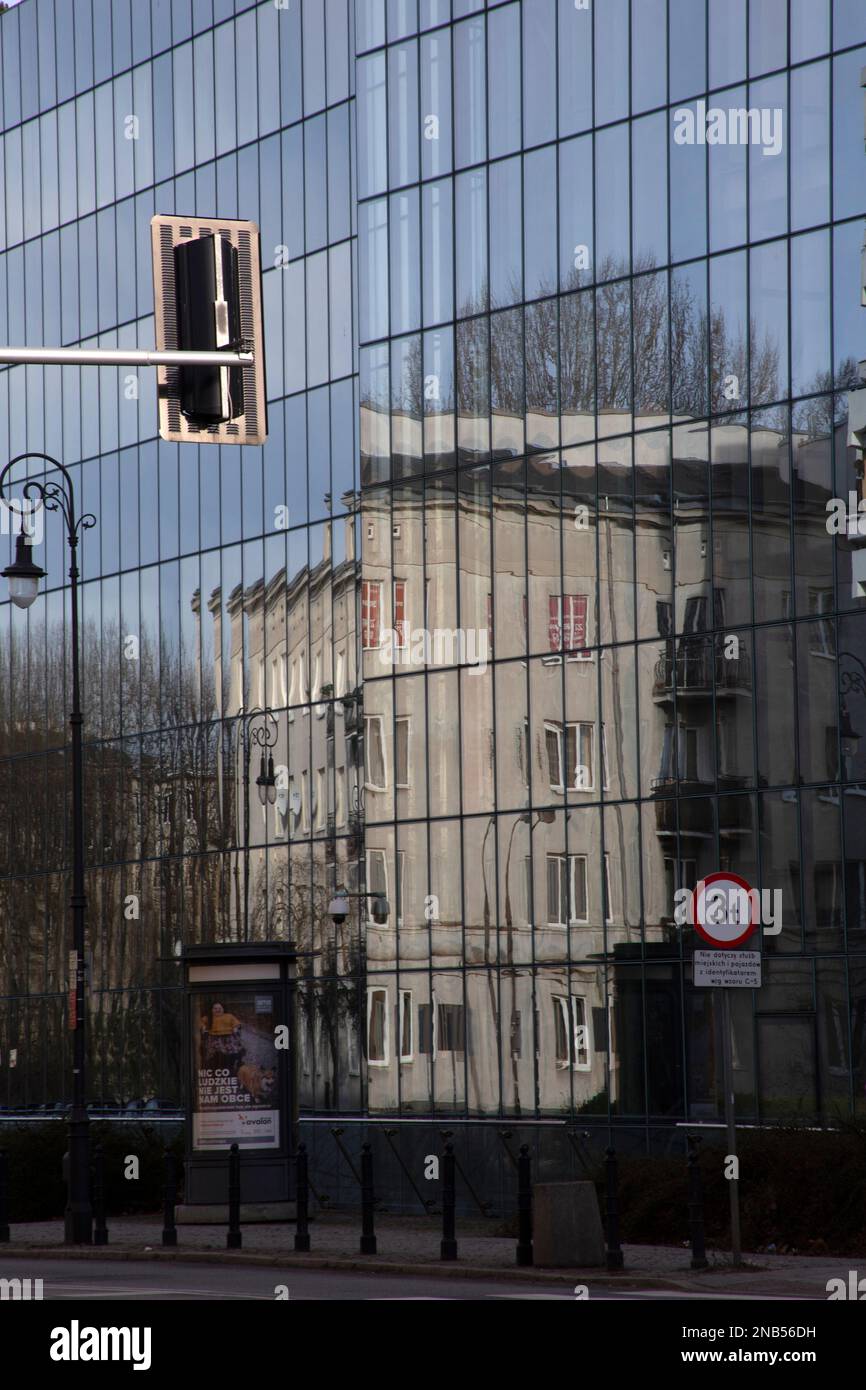 Mirrored building hi-res stock photography and images - Alamy