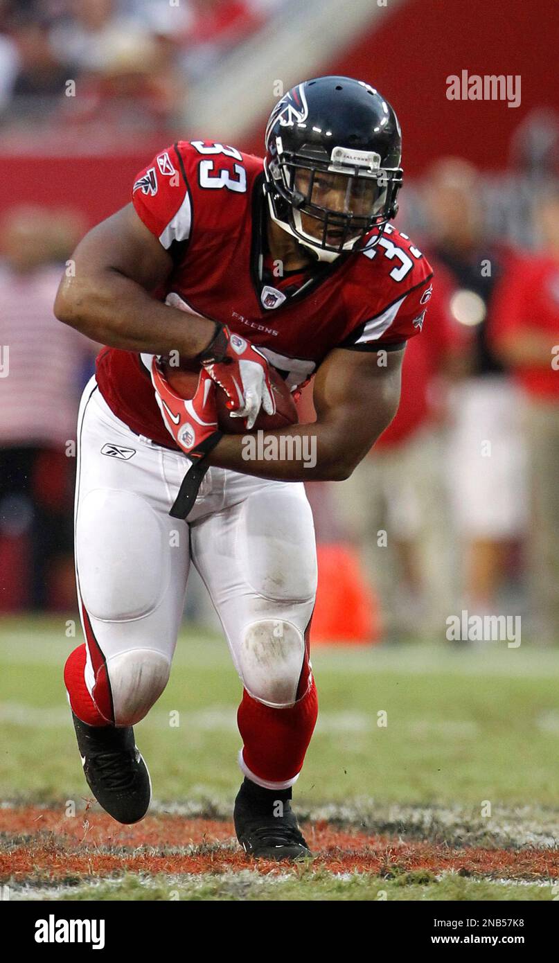 Atlanta Falcons running back Michael Turner (33) tries to find a hole ...