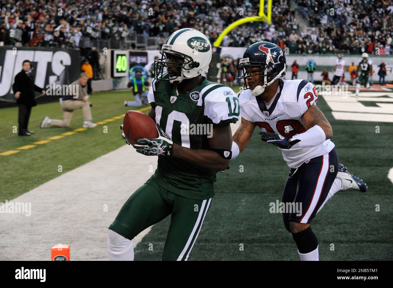 ** RAW FILE** New York Jets wide receiver Santonio Holmes (10) catches ...