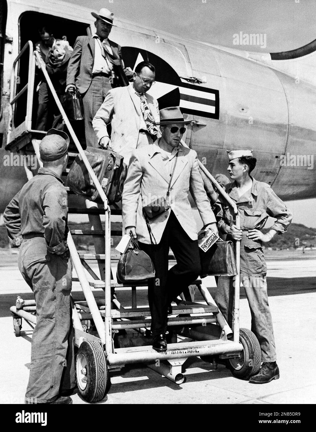 These American evacuees from Korea arrived at Itazuki Air Base, Japan ...
