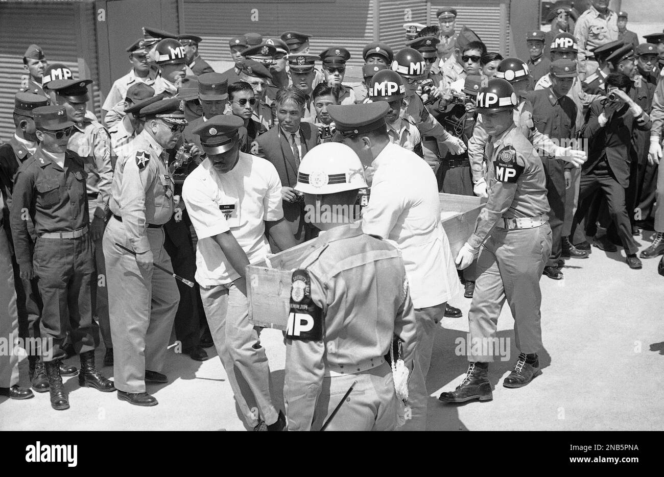Military policemen and medical corpsmen of the U.N. command in Korea ...