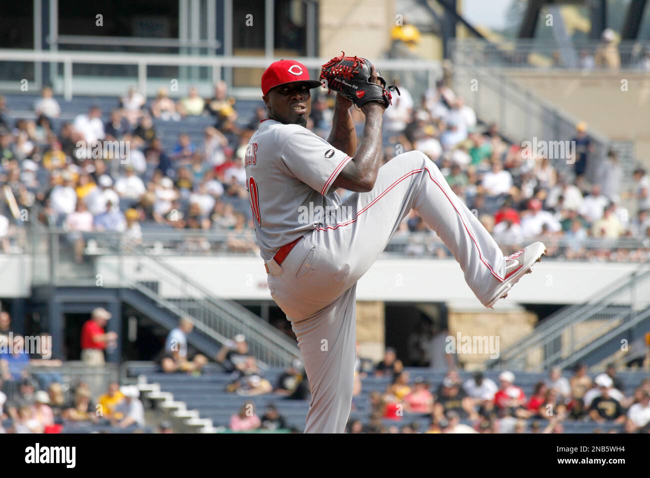 Cincinnati Reds starting pitcher Dontrelle Willis (50) plays in the ...