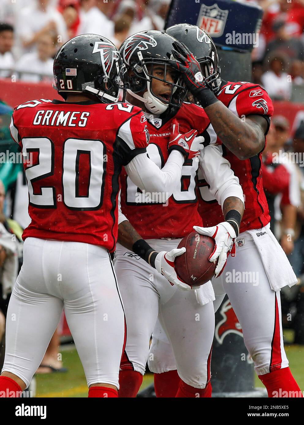 Atlanta Falcons safety Thomas DeCoud (28) celebrates with teammates ...