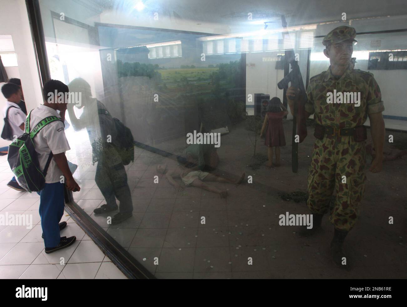In this Monday, Sept. 19, 2011 photo, Indonesian students look at a ...