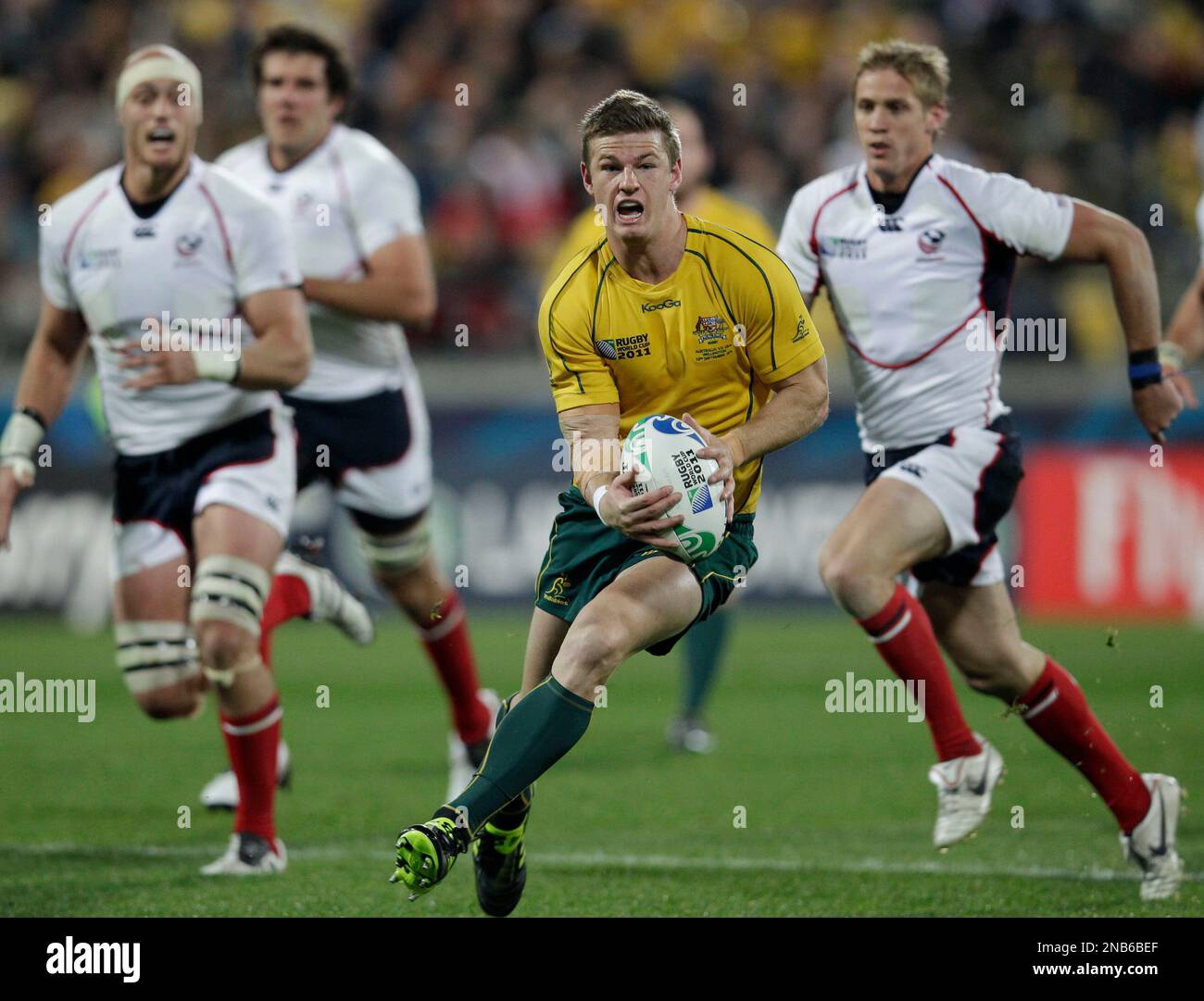 Australia's Rob Horne runs past the USA defenders during their Rugby ...
