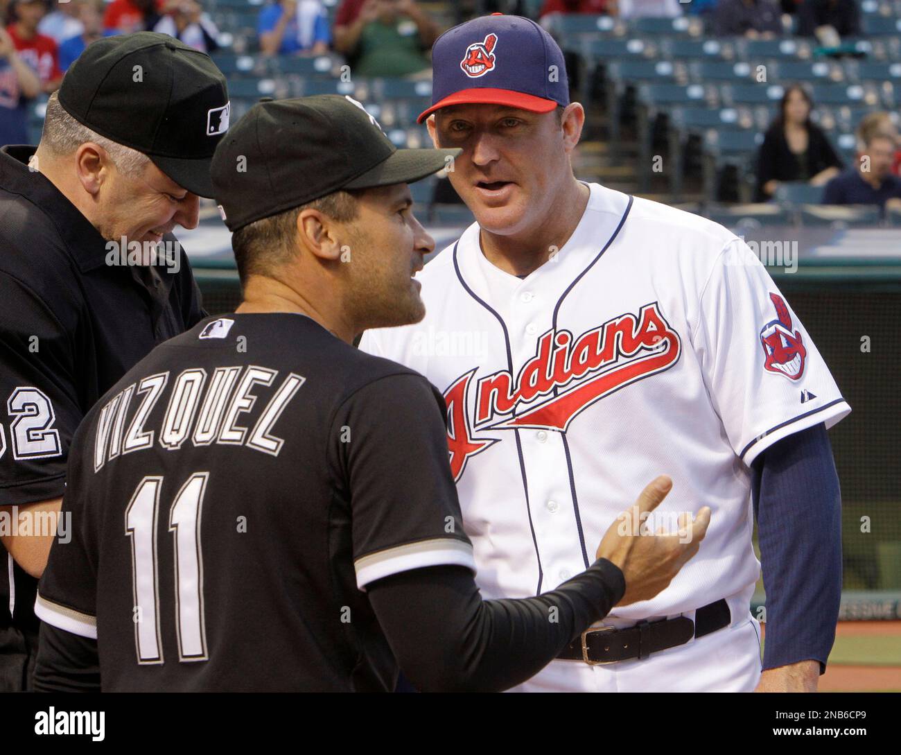 Chicago White Sox's Omar Vizquel (11) and Cleveland Indians' Jim Thome ...