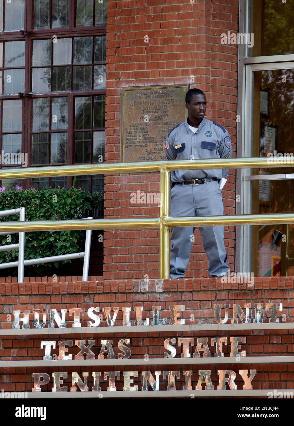 A corrections officers keeps watch outside the Texas Department of ...