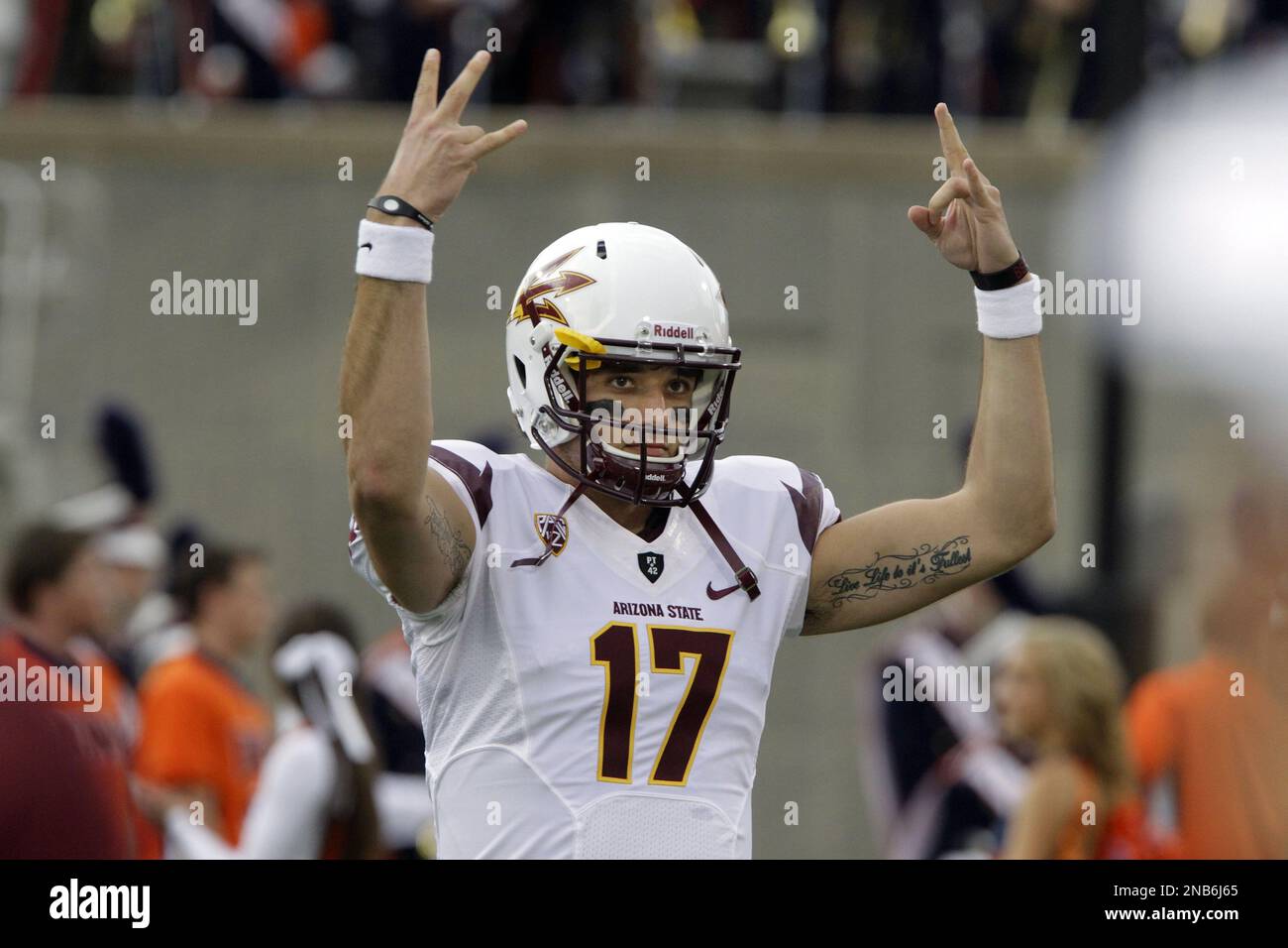 Arizona State quarterback Brock Osweiler (17) rally fans just before ...