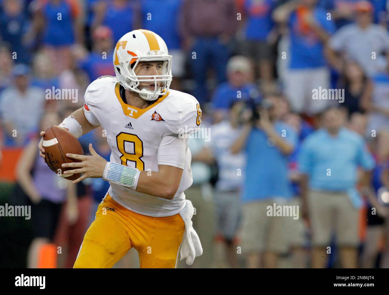 Tennessee quarterback Tyler Bray throws a pass during the second half ...