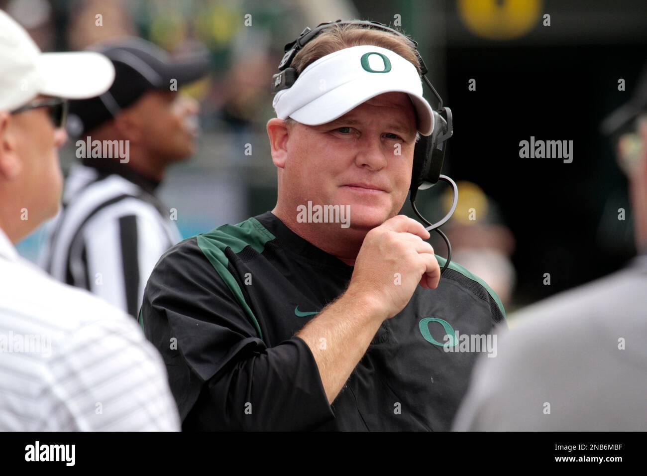 Oregon head football coach Chip Kelly is shown during the first half of ...