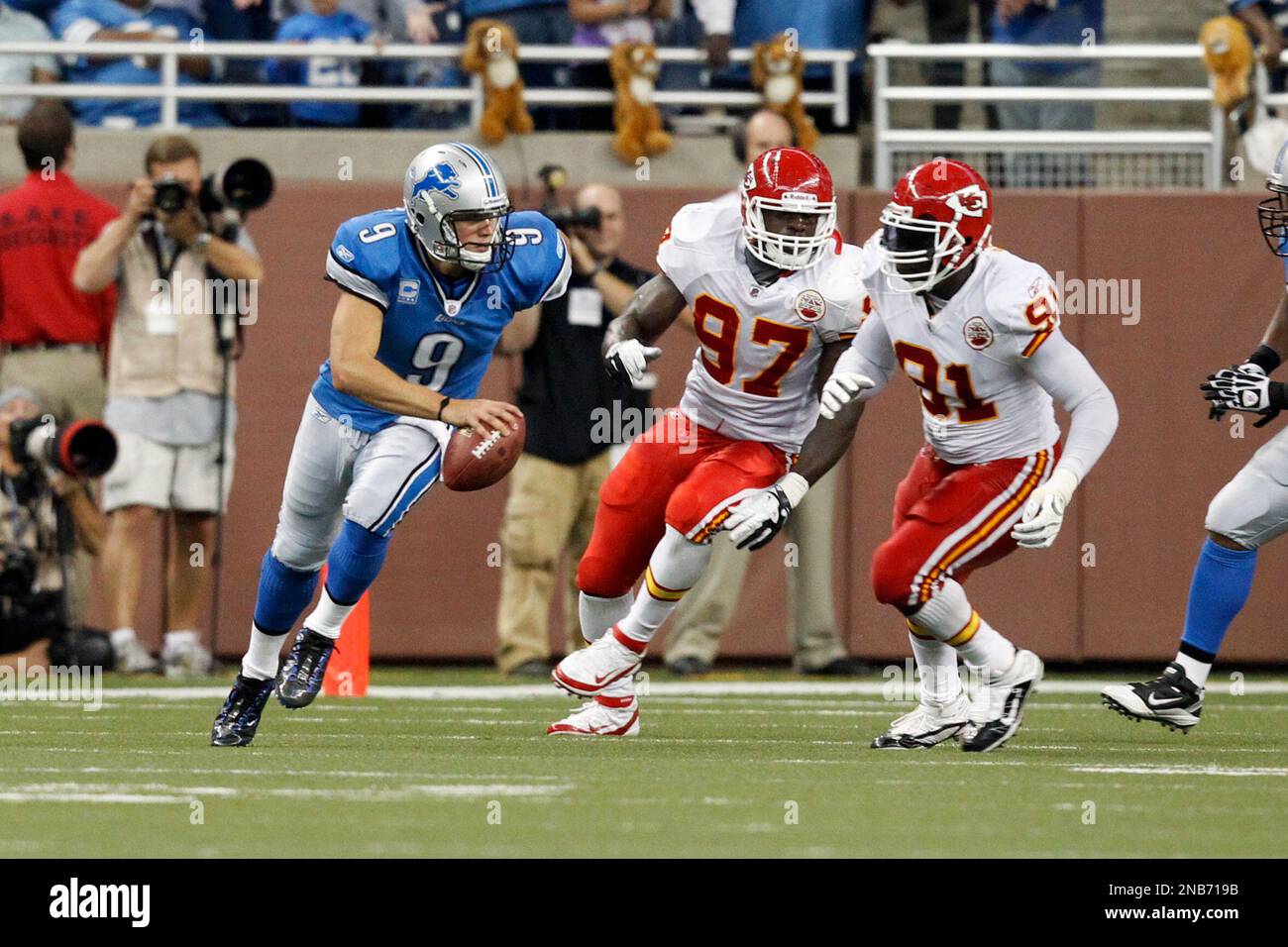 Detroit Lions quarterback Matthew Stafford (9) is forced to scramble by ...