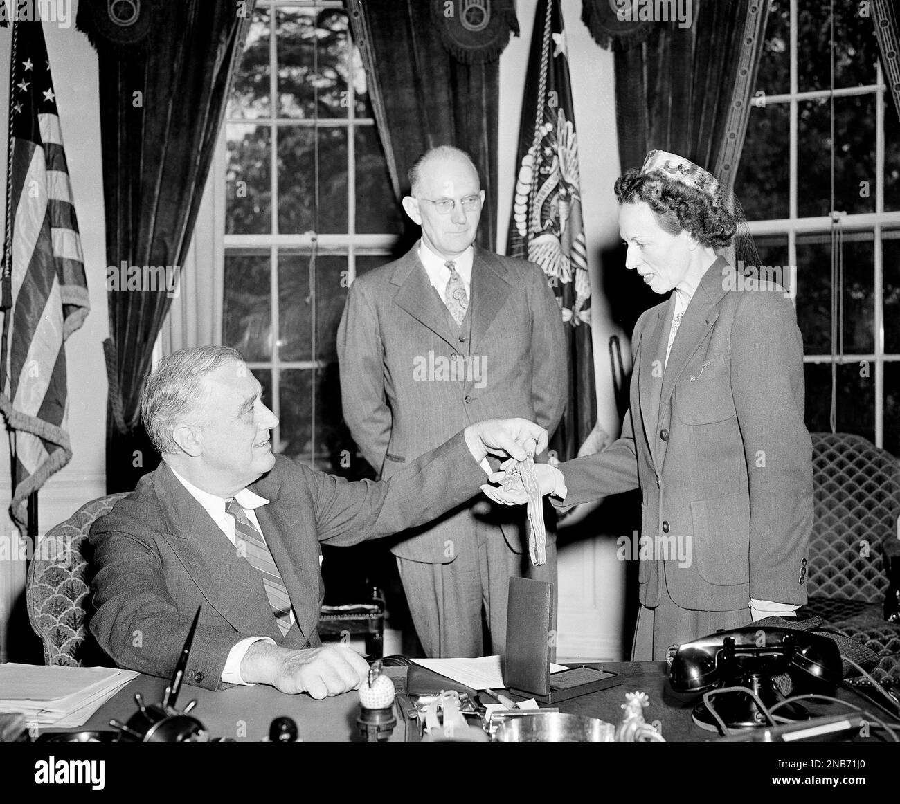 Mrs. James Munro of South Cle Elum, Wash., gets, from President ...