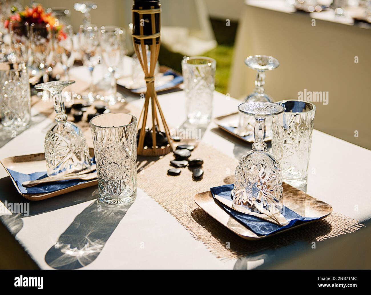 Outdoor wedding table setting Stock Photo - Alamy