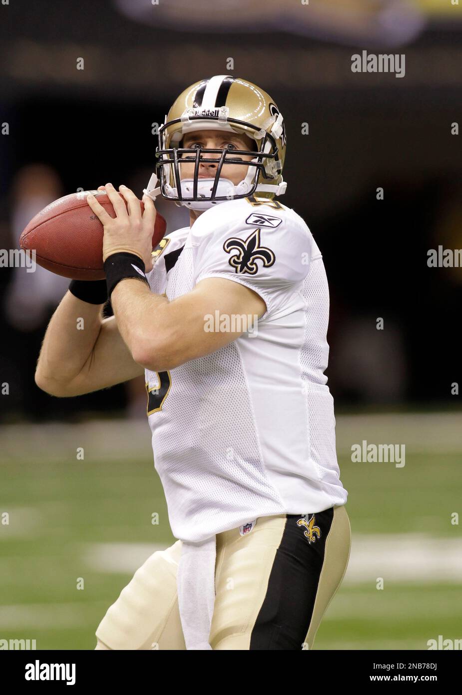 New Orleans Saints quarterback Drew Brees (9) warms up before the start ...