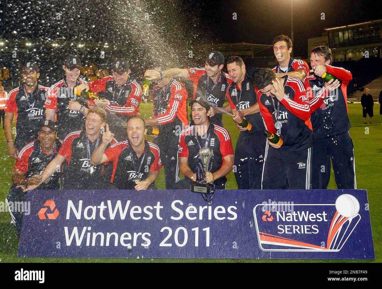 England's players celebrate after winning their series of One Day ...