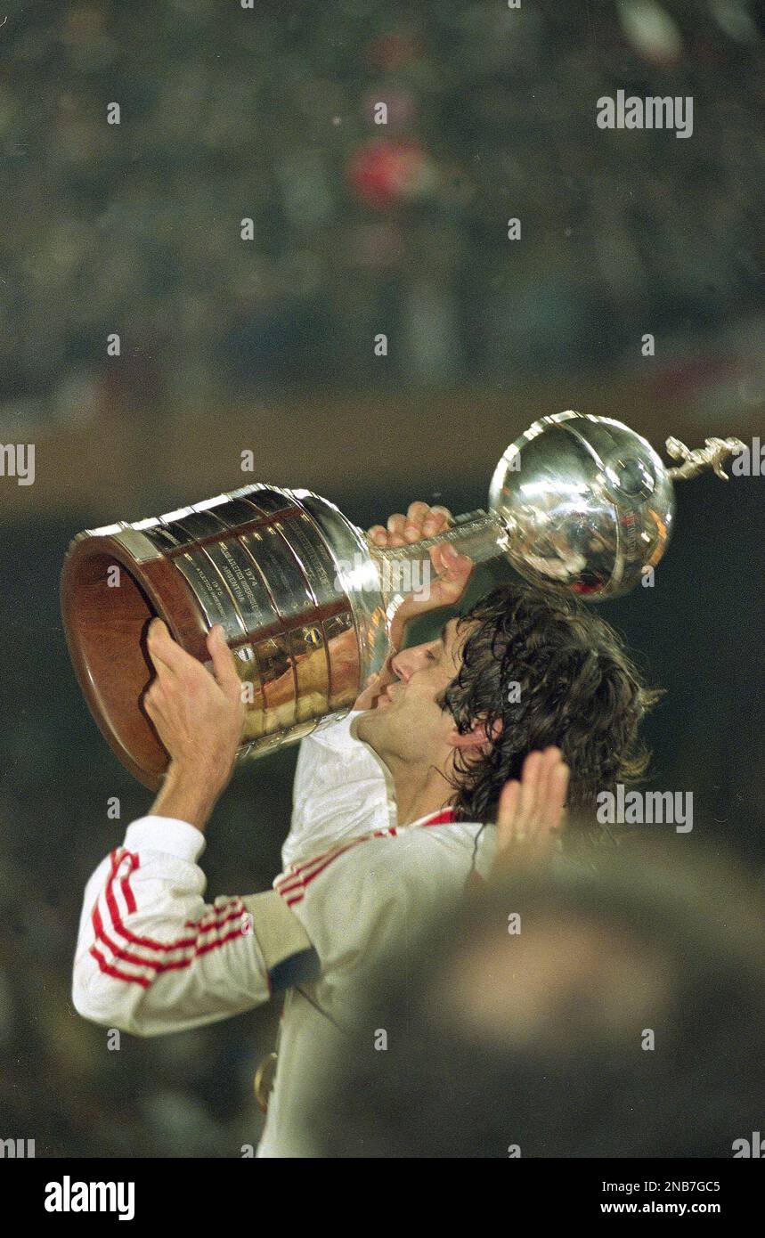 Enzo Francescoli, of Argentina's River Plate, kisses the Copa ...